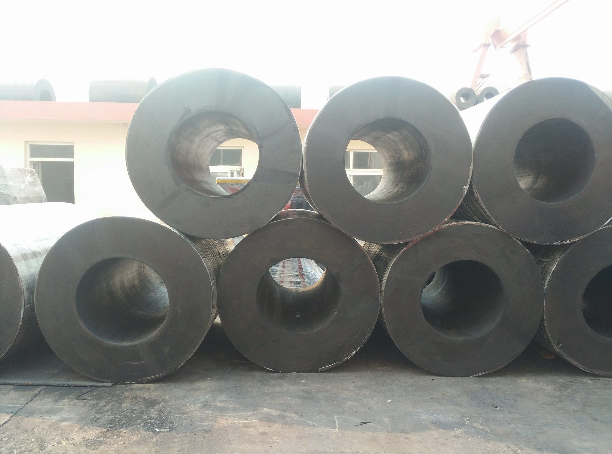 Marine Cylindrical Rubber Fenders , Vessel Berthing Fenders Ship ...