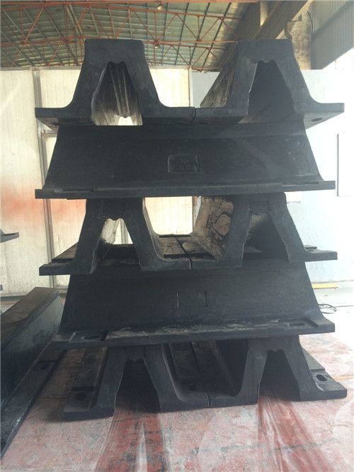 Arch Type Rubber Fender with UHMW-PE Face Pads for Ship and Port Bumper